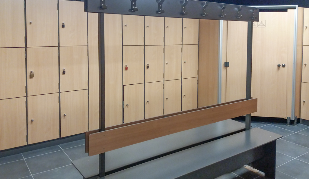 Vestaires et cabines sanitaires au Complexe sportif - Domyos - KALYSSE