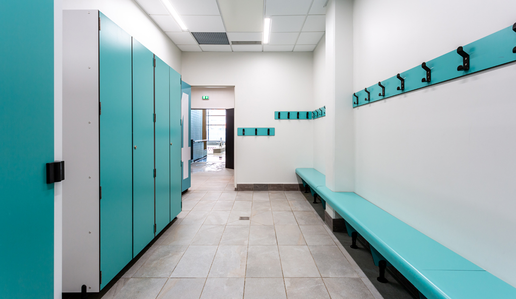 Vestaires et cabines sanitaires au Piscine Zen & O - KALYSSE