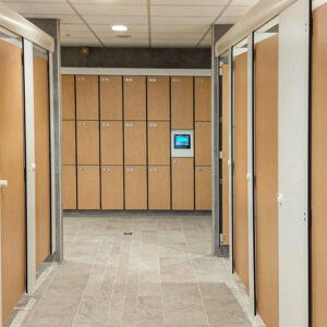 Vestaires et cabines sanitaires au Centre aquatique Natur&O - KALYSSE