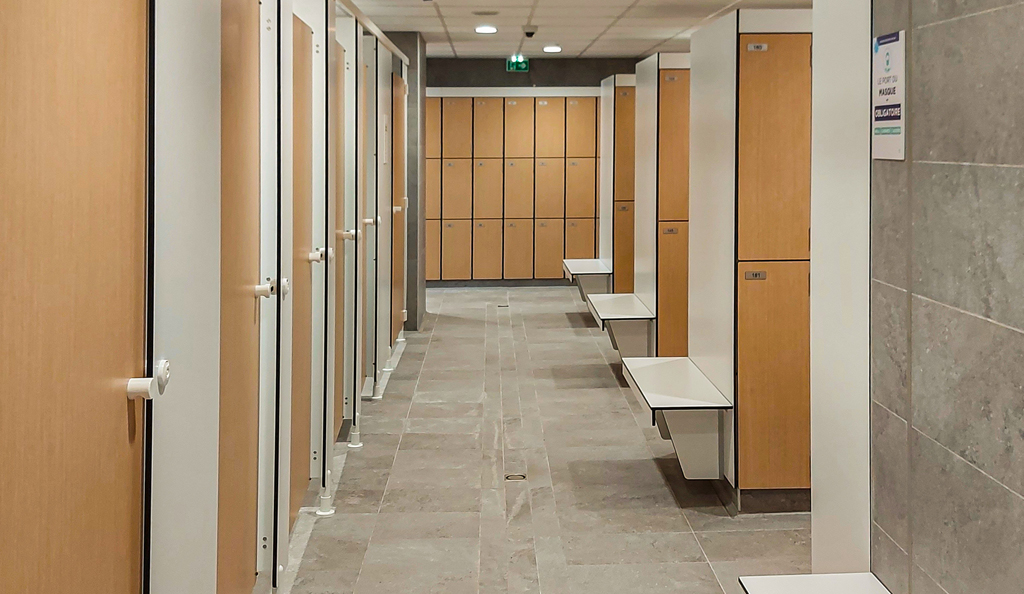 Vestaires et cabines sanitaires au Centre aquatique Natur&O - KALYSSE